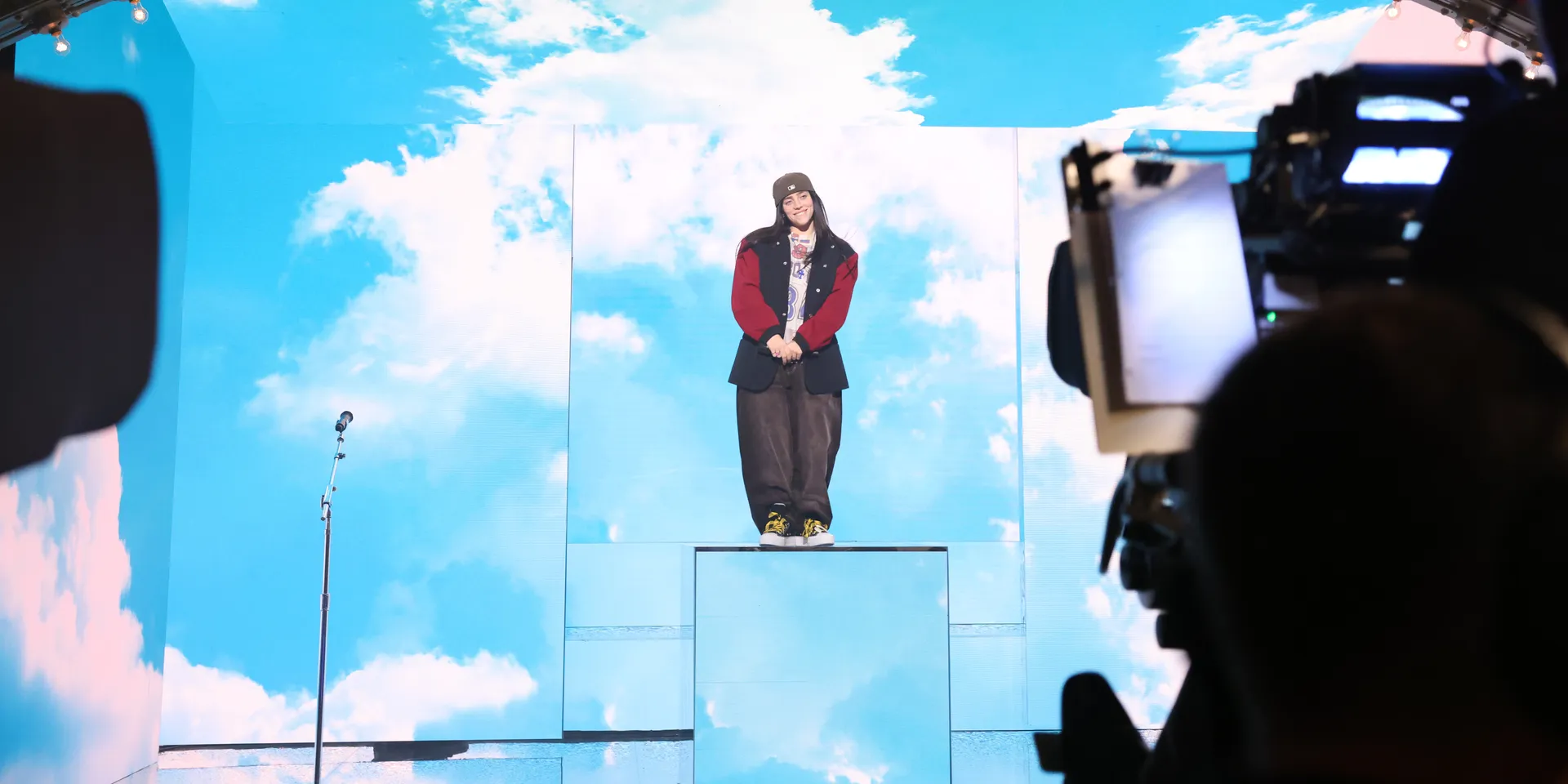 Billie Eilish canta "Birds Of A Feather" en Saturday Night Live MASTER FM